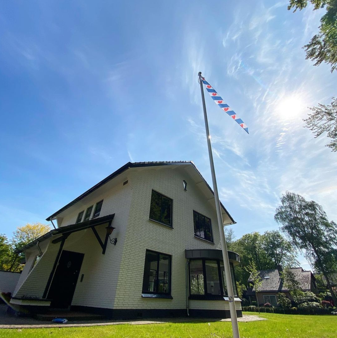 Hoe hang je de vlag op de juiste manier half stok. - Vlaggen.com